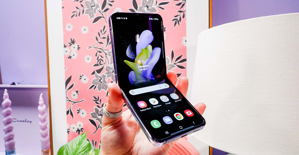 مراجعة الهاتف القابل للطيّ Galaxy Flip4.. تقدّمٌ في الأداء وبطارية أكبر | AraMobi اراموبي